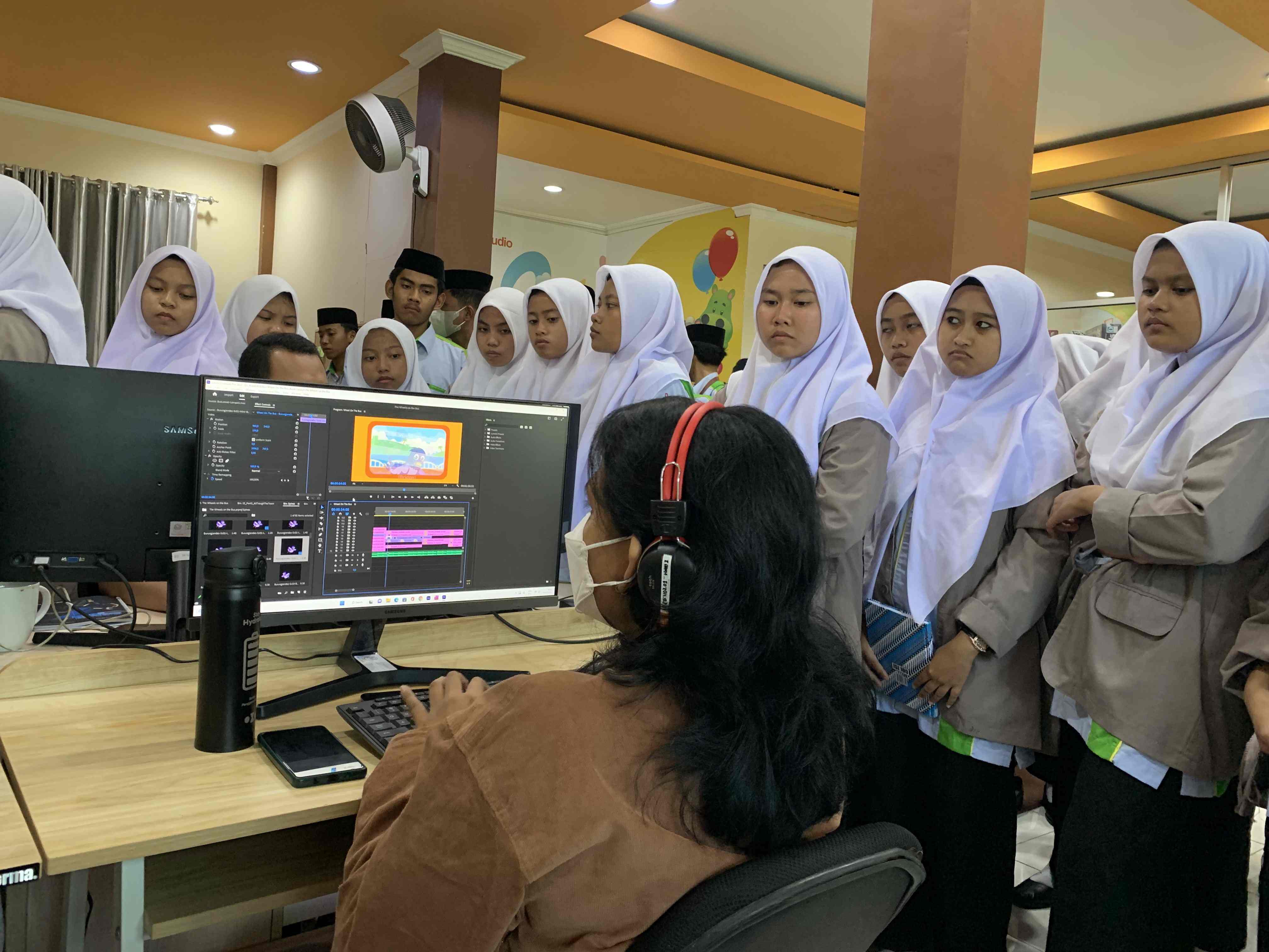 Kunjungan Industri SMK Negeri 1 Sumberasih Kabupaten Probolinggo ke Gamelab Indonesia dan Educa ...